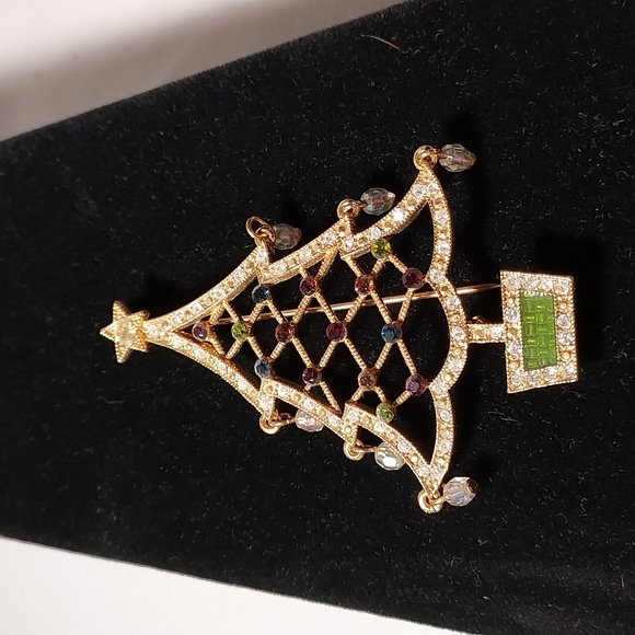 Vintage Avon Christmas Pin | Jewelry | Vintage 205 Avon Collectible ...